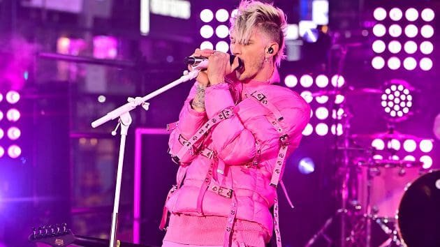 Machine Gun Kelly performing on Saturday's Kids' Choice Awards ...